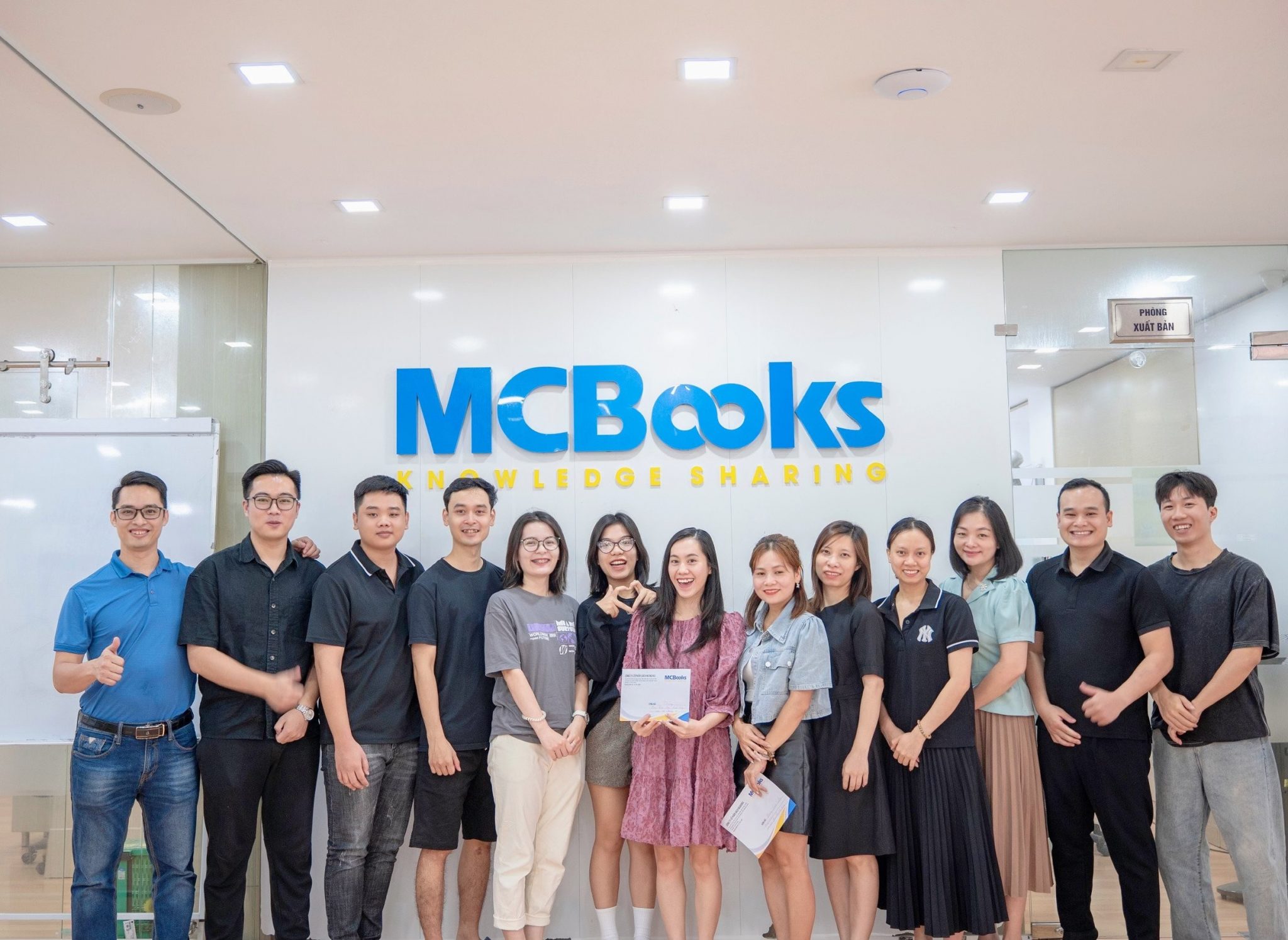 MCBOOKS - TRAO THƯỞNG BAN VĂN HÓA CÓ HOẠT ĐỘNG XUẤT SẮC TRONG THÁNG 9 ...
